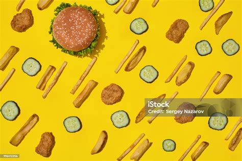 가장 인기 있는 패스트 푸드 식사 치킨 너 겟 햄버거와 감자 튀김 노란색 배경에 톱 보기 패스트 푸드점에 대한 스톡 사진 및 기타 이미지 Istock