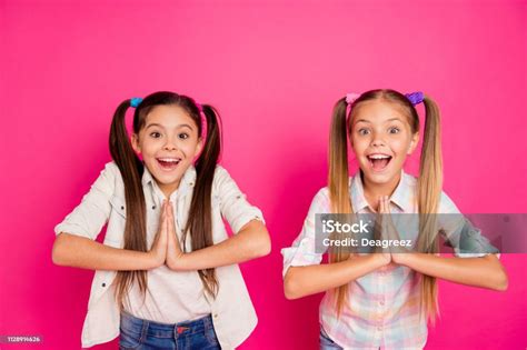 사진 두 작은 나이 여자 손 팔 손바닥 함께 소리 비명 소리 원하는 닫습니다 구매자 태블릿 판매 할인 입고 캐주얼 청바지 데님 체크 무늬 격자 무늬 셔츠 고립 된 장미