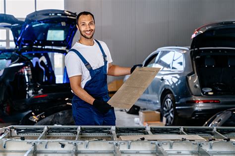 전기 자동차 엔진의 배터리 분해 전기 모터의 배터리 충전 전문 기술자 전기 자동차 Ev 자동차가 열린 동안 수리 전 중고차