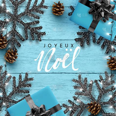 法语版本joyeux Noel。圣诞节的蓝色背景。木质板材，黑色雪花，逼真的松果，装饰装饰物，礼品盒
