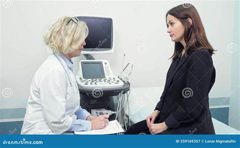 Brunette Gestante Habla De Quejas Que Causan Dolor Corporal Imagen De