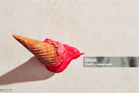 와플 콘딸기 아이스크림바닥에 떨어뜨리고 더운 여름 빛 아래 바닥에 녹는다 아이스크림에 대한 스톡 사진 및 기타 이미지 아이스