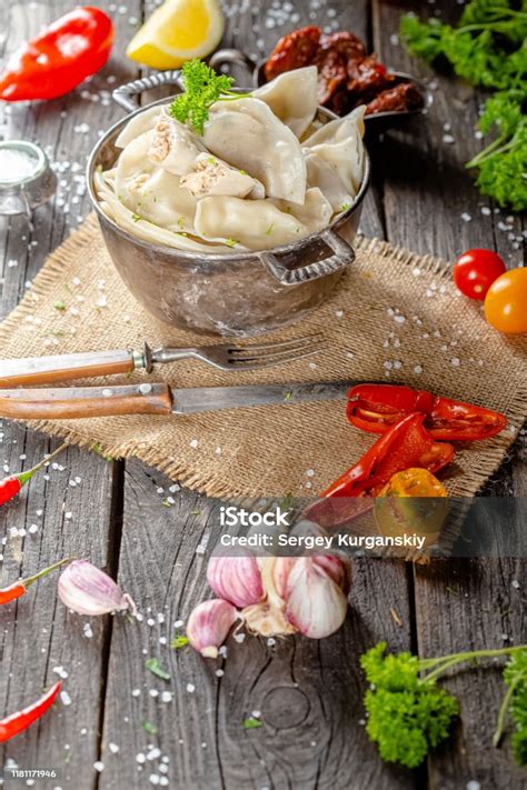 빈티지 소박한 그릇 접시 포크 나이프 숟가락 소금 향신료 신선한 허브 스탠드 와 거짓말 다른 각도 나무 절단 부엌 테이블에