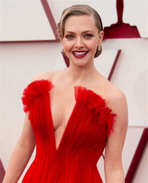 Pin By Nicolle Robinson On Beautiful Dresses Amanda Seyfried