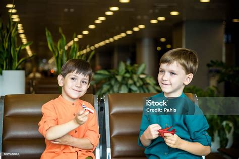 조종사가 되는 꿈을 꾸는 두 명의 어린 남동생 소년 장난감 비행기를 탄 어린이가 공항에서 비행기에서 출발을 기다리고 있습니다 어린이 컨셉의 여행 및 휴일 2명에 대한 스톡