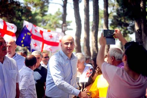 ეს ადამიანი კატლეტისა და წიწიბურას ჭამისთვის დააკავეს ნიკა მელია რადიო ფორტუნა