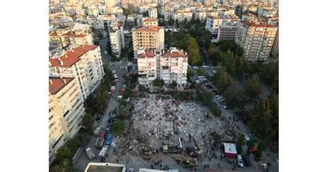 Вижте разрушенията и спасителните операции в Измир Снимки