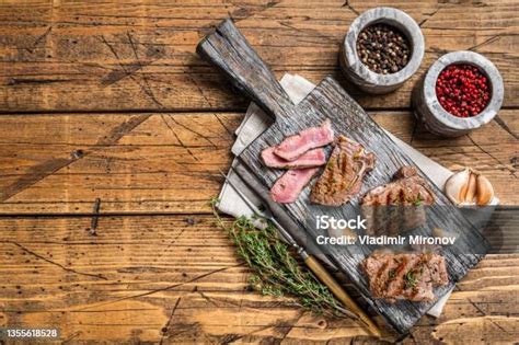 바베큐 양고기 허리 갈비 스테이크에 구운 스테이크 허브가있는 나무 보드에 커틀릿 나무 배경 맨 위 보기입니다 복사 공간 0명에 대한 스톡 사진 및 기타 이미지 Istock