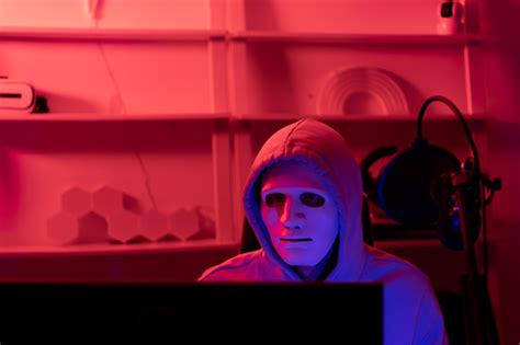 이것은 운영 체제 및 기타 프로그램에 대해 잘 알고있는 해커의 얼굴입니다 그는 결함을 악용하고 컴퓨터 시스템을 침해하여 손상을 입힐 것입니다 남성에 대한 스톡 사진 및 기타