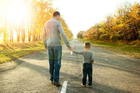 Pai E Filho Caminham Na Natureza Imagem De Stock Imagem De Menino