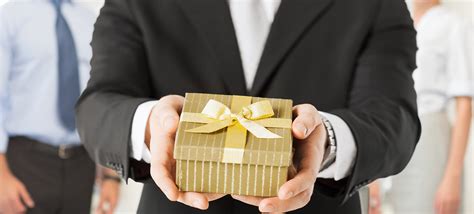 ТОП 101 лучших подарков начальнику какой подарок подарить шефу