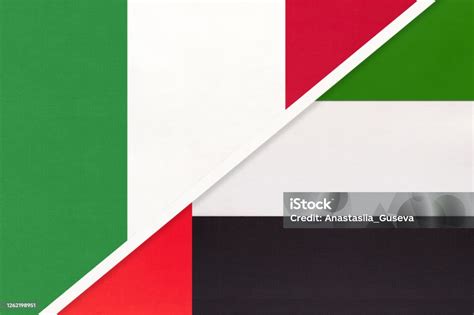 이탈리아와 아랍 에미리트 또는 아랍 에미리트 연방 섬유에서 두 국기의 상징 두 나라 간의 챔피언십 Soccer Tournament에 대한 스톡 벡터 아트 및 기타 이미지