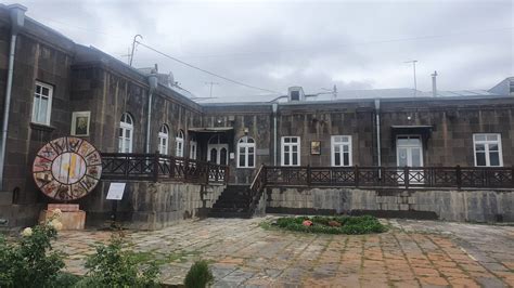 Կրքեր Գյումրիում Ավետիք Իսահակյանի տուն թանգարանի շուրջ․ վերանորոգման ընթացքում հանված դռները