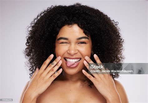 흑인 여성 혀 아프리카는 아름다움 웰빙 화장품 스킨케어를 배경으로 스튜디오 초상화로 빛난다 젊은 Z세대 모델 아프리카와 화장품 재미있는 얼굴 자연스럽고 건강한 미학 어두운