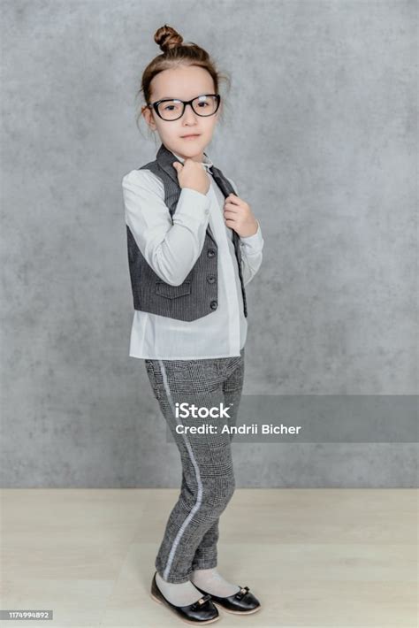 회색 배경에 고립 된 케이스와 주의 제스처를주는 작은 비즈니스 여성의 전체 길이 초상화 리더십과 성공의 개념 가득 찬에 대한 스톡 사진 및 기타 이미지 Istock