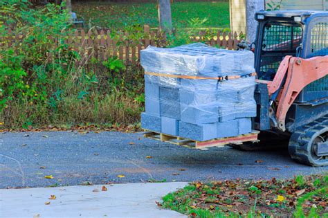 옹벽용 콘크리트 블록은 소형 트랙터를 운전하는 작업자가 팔레트에서 들어 올립니다 0명에 대한 스톡 사진 및 기타 이미지 0명 건설 현장 건축물 Istock