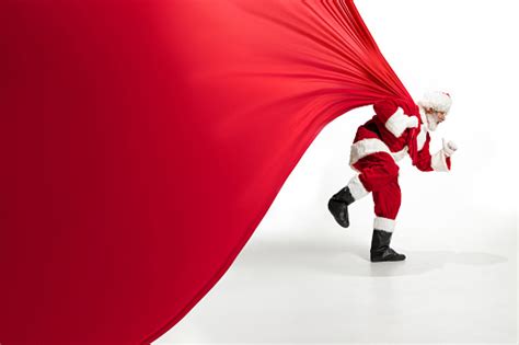 산타 클로스는 흰색 배경에 고립 된 크리스마스 선물의 전체 거대한 가방을 당겨 2020년에 대한 스톡 사진 및 기타 이미지 2020년 가득 찬 가방 Istock