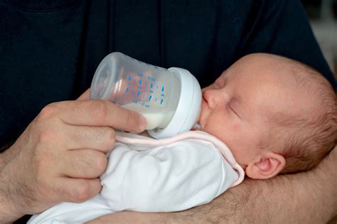 어린 갓 태어난 여자 아기가 병에서 분유를 먹는다 1개월에 대한 스톡 사진 및 기타 이미지 1개월 2명 가족 Istock