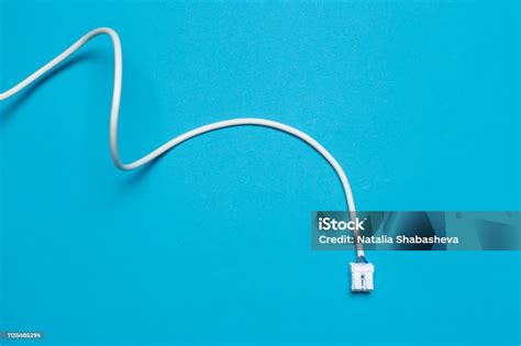 텍스트에 대 한 공간을 가진 파란색 배경에 흰색 네트워크 이더넷 케이블의 근접 촬영 0명에 대한 스톡 사진 및 기타 이미지 0명 Usb 케이블 검은색 Istock