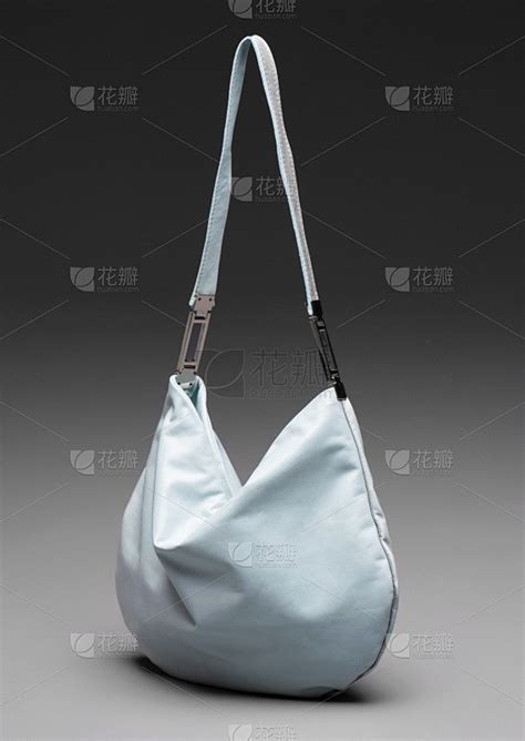 现代 女人 个人随身用品 垂直画幅 美 无人 牛皮 特写 魅力 从容态度