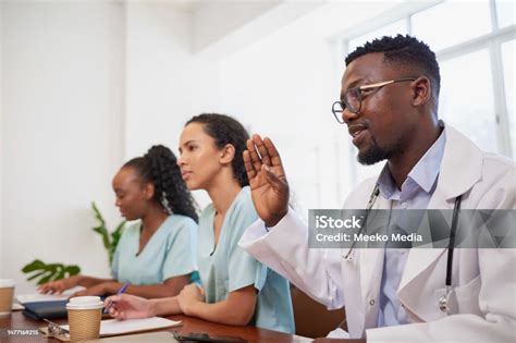 의사는 병원 회의실 회의에서 의료 프레젠테이션 중에 손을 듭니다 물음표에 대한 스톡 사진 및 기타 이미지 물음표 의사 20 24세 Istock