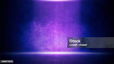 어두운 장면 다채로운 조명 콘서트 스테이지 파란색과 보라색 배경 어둠 속의 안개 연기 안개 네온 스포트라이트 야경 추상 할로윈 배경 무대 쇼 거리 바닥 스튜디오 룸 배경