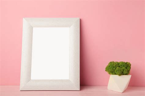 흰색 모형 사진 프레임이 있는 인테리어 디자인은 아름다운 식물이 있는 분홍색 배경에 있습니다 텍스트를 위한 공간 0명에 대한 스톡 사진 및 기타 이미지 Istock