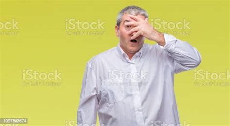 잘생긴 수석 사람 얼굴과 손으로 눈을 덮고 충격 엿보기 격리 된 배경 위에 당황된 하는 표정으로 손가락을 통해 찾고 노인에 대한 스톡 사진 및 기타 이미지 Istock