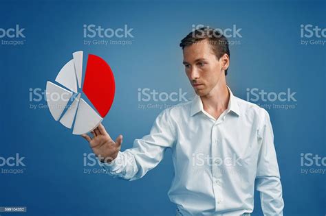 흰색 셔츠를 입은 남자가 파란색의 원형 차트와 함께 작업합니다 3차원 형태에 대한 스톡 사진 및 기타 이미지 3차원 형태 개념 개념과 주제 Istock