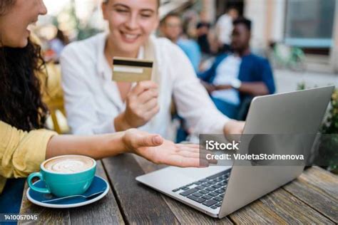도시 카페에서 온라인 쇼핑을 위해 노트북과 신용 카드를 사용하는 두 명의 여성 젊은 친구 스마트카드에 대한 스톡 사진 및 기타 이미지 스마트카드 20 24세 25