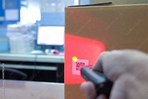 Mini Wireless Barcode Reader Reads Information From A Qr Code On The