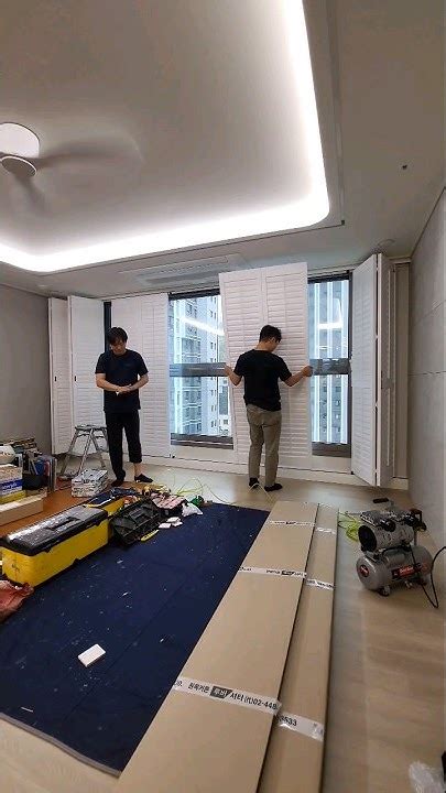 요즘 인기 최고 30평대 거실에 화이트루버셔터 설치하기 원목커튼 루버셔터 예일우드셔터 루버셔터가격 Shorts