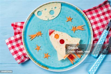 로켓과 별 재미 있는 샌드위치 만든 치즈 당근 파프리카 아이디어를 위해 아이 들 상위 뷰 식사 로켓에 대한 스톡 사진 및 기타 이미지 Istock