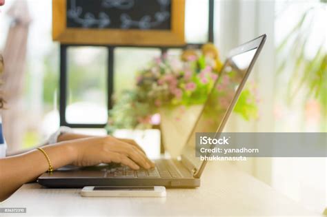 스마트폰 카페에서 테이블에 노트북을 사용 하 여 비즈니스 여자 핸드 공란에 대한 스톡 사진 및 기타 이미지 공란 기업 재무와 산업 노트북 Istock