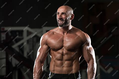 Premium Photo Portrait Of A Physically Fit Mature Man In A Healthy