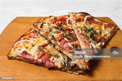 소박한 이탈리아 피자 토마토와 치즈와 나무 트레이 흰색 나무 테이블에 3 조각 고기에 대한 스톡 사진 및 기타 이미지 고기 노랑 녹기 Istock