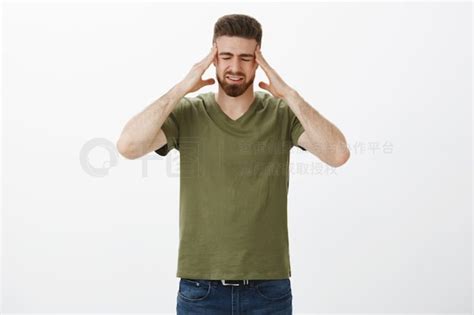 偏头痛高清图片 请停止我的头爆炸。不安的留着胡子的帅哥摸着头和太阳穴的肖像，因偏头痛的痛苦感觉而闭上眼睛，讨厌因宿醉而大喊大叫而感到不悦 风景名胜免费下载 格式 编号51215281 千图网