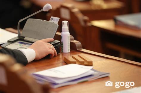 Олон хүүхэд төрүүлж өсгөсөн эхийг урамшуулах тухай хуулийг өөрчлөх төслийг хэлэлцэхээр болов