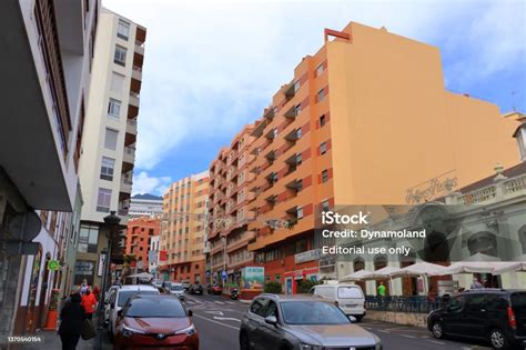 2021년 11월 24일 스페인 산타 크루즈 데 라 팔마 흐린 날에 카나리아 섬의 전통적인 식민지 건축물 거리에 대한 스톡 사진