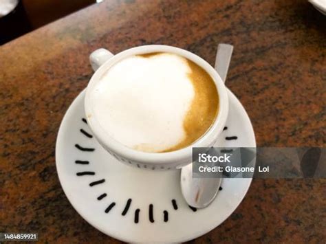 라떼 마끼아또를 곁들인 커피 또는 카푸치노 한 잔 앤티크와 빈티지 스타일 흰색과 중립 배경입니다 이탈리안 커피 갈색에 대한 스톡 사진 및 기타 이미지 Istock