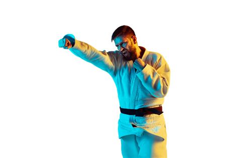 기모노 연습에서 자신감 있는 코치와 손대고 싸우는 무술 2020년에 대한 스톡 사진 및 기타 이미지 2020년 가라테 건강한 생활방식 Istock