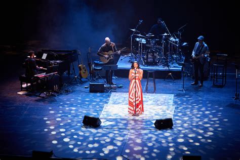 Review Hamilton Star Goldsberry Doesnt Throw Away Her Shot At