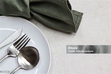 회색 돌 배경에 어두운 직물 냅킨과 칼 숟가락과 포크흰색 빈 접시 테이블 설정입니다 맨 위 보기입니다 0명에 대한 스톡 사진 및 기타 이미지 Istock