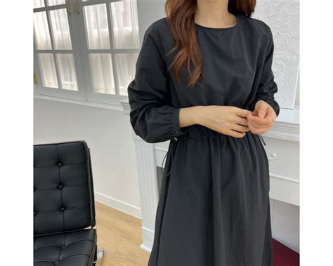 라운드넥 셔링 허리 끈 스트링 스토퍼 베이직 루즈핏 데일리 캐주얼 롱 원피스카키 챠콜밀리 모노간지2093432
