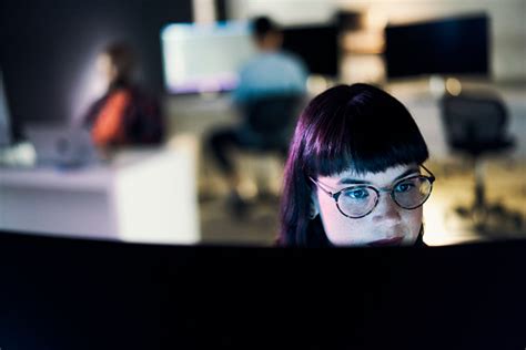 밤 진지하고 네온 프로그래머 클라우드 컴퓨팅 및 소프트웨어 개발자를 위해 컴퓨터에서 여자와 함께 코딩 사이버 보안 및 기술 It