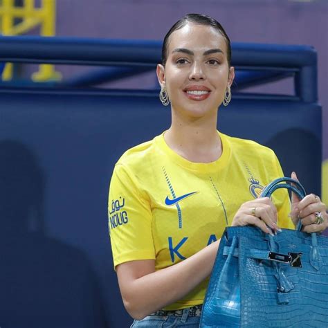 شاهد جورجينا توثق لحظة حضورها مباراة النصر والدحيل القطري مـزمـز