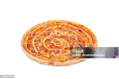 소고기 소시지 모짜렐라 다양한 소스 절인 붉은 양파를 곁들인 살시치아 피자 흰색 배경 각도 보기에 고립 된 이탈리아 맛있는 피자 고기에 대한 스톡 사진 및 기타 이미지