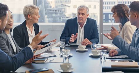 계획 코칭 및 훈련을 위해 사무실의 비즈니스 팀과의 협업 회의 및 전략 직장의 전문 회의실에서 관리자 또는 Ceo 및 직원과의 팀워크 및 워크샵 25 29세에 대한 스톡