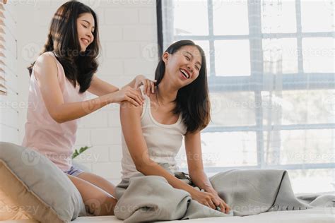 Aziatische Lesbische Lgbtq Vrouwen Masseren Elkaar Thuis Jonge Azië