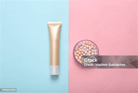 밝은 파란색 파스텔 배경에 파우더의 기초와 공의 튜브 화장품 무광피니쉬에 대한 스톡 사진 및 기타 이미지 무광피니쉬 베이지 병 Istock
